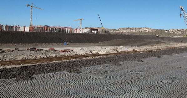 Refuerzo de terraplén en parque de tanques de petróleo