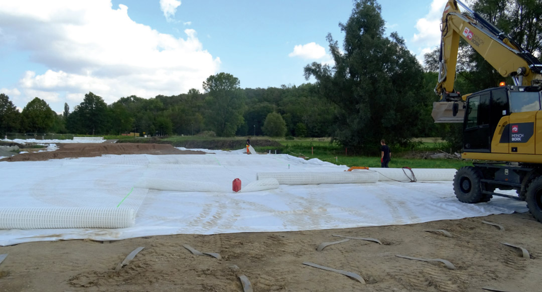 Terraplén de la carretera sobre la antigua zona minera